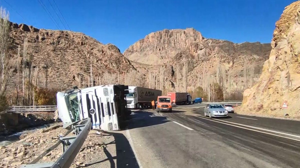 Erzurum'da devrilen tır nehre düşmekten kıl payı kurtuldu