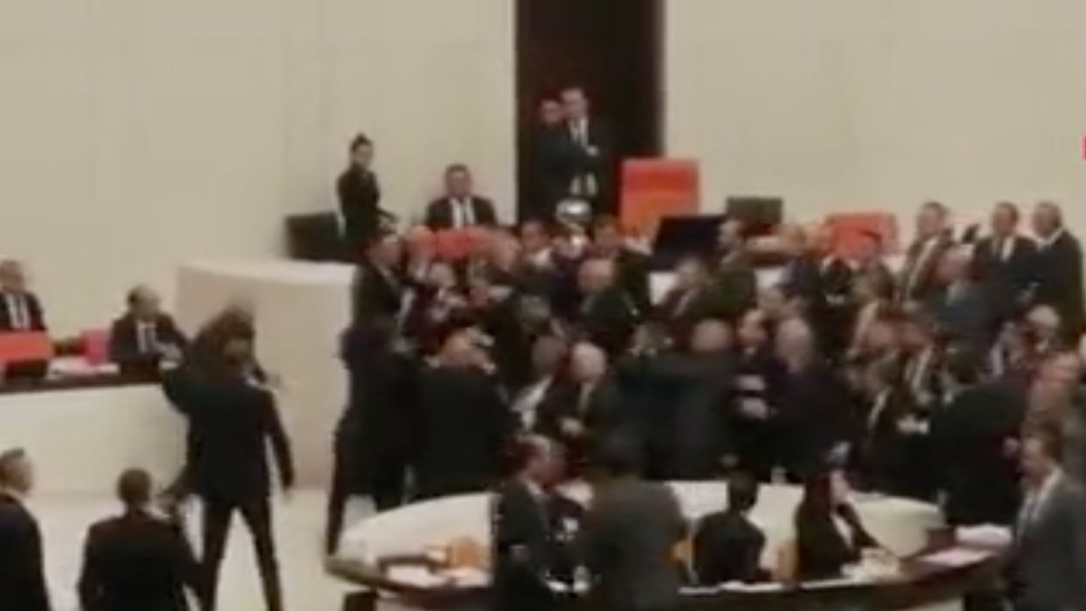 Meclis'te yumruklu kavga: 1 vekil hastaneye kaldırıldı