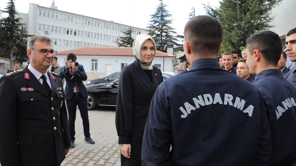 Afyonkarahisar Valisi Kübra Yiğitbaşı'dan jandarmaya ziyaret