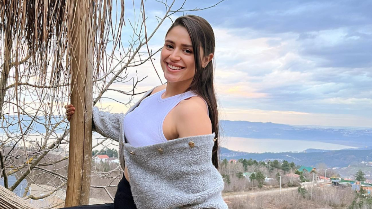 Survivor Ayşe Yüksel mini etekli pozlarıyla dikkat çekti: 'Bu güzellik ...