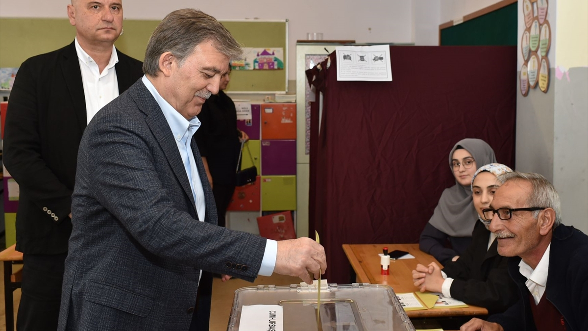 Abdullah Gül, Beykoz'da oy verdi: Netice, memleket için hayırlı olsun
