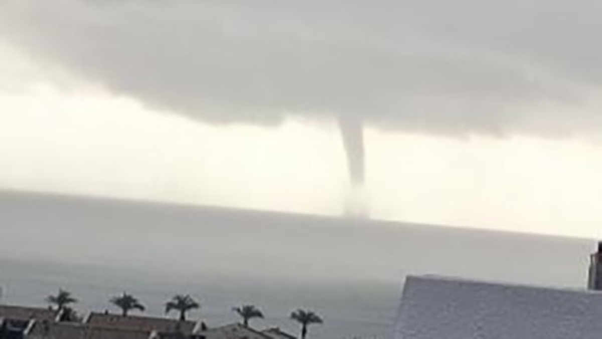 İzmir'de hortum paniği! Vatandaşlar o anları görüntüledi