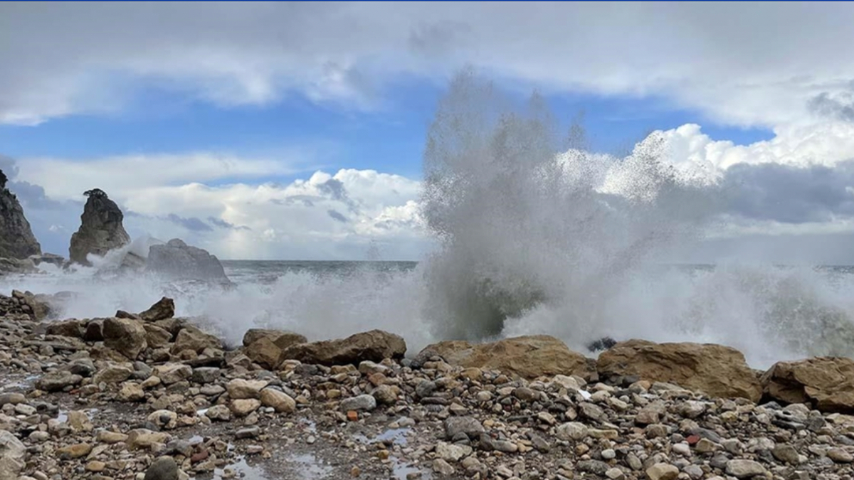 Samsun’da dalga yüksekliği 2 metreyi buldu: Denize girmek yasaklandı
