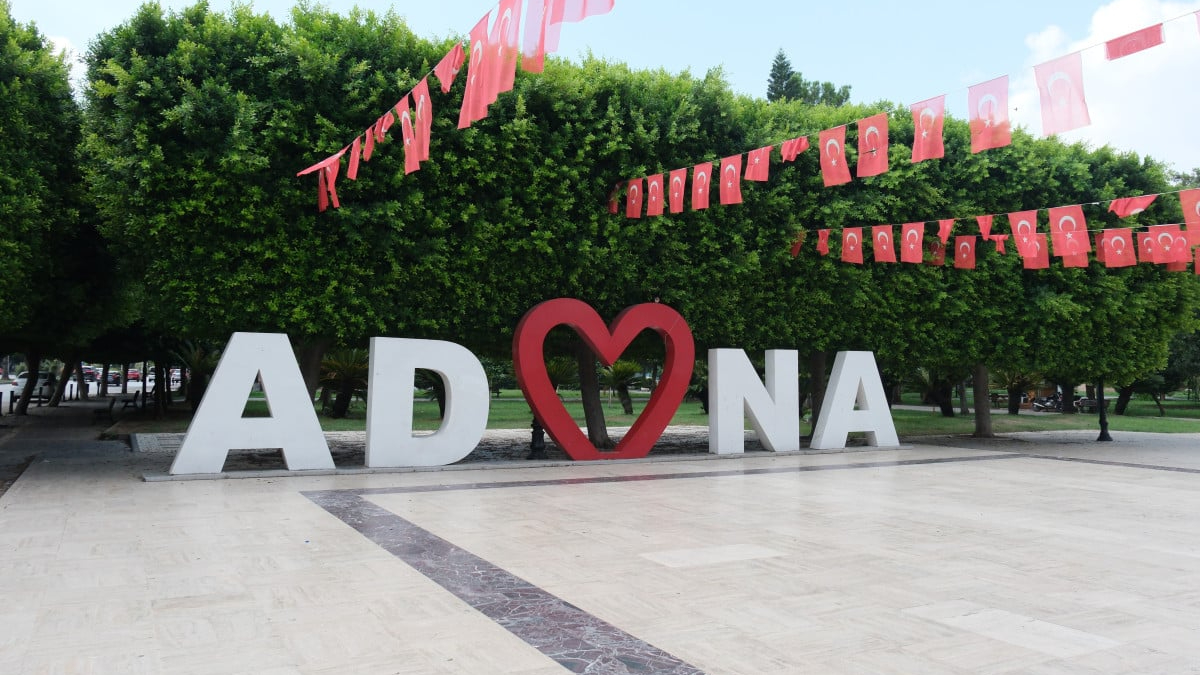 Adana'da termometreler 42 dereceyi gösterdi: Parklar boş kaldı