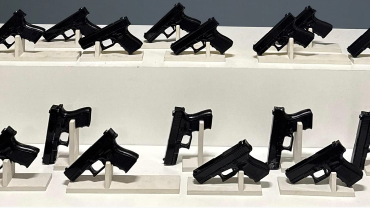 Antalya'da dur ihtarına uymayan sürücünün aracında 17 tabanca bulundu