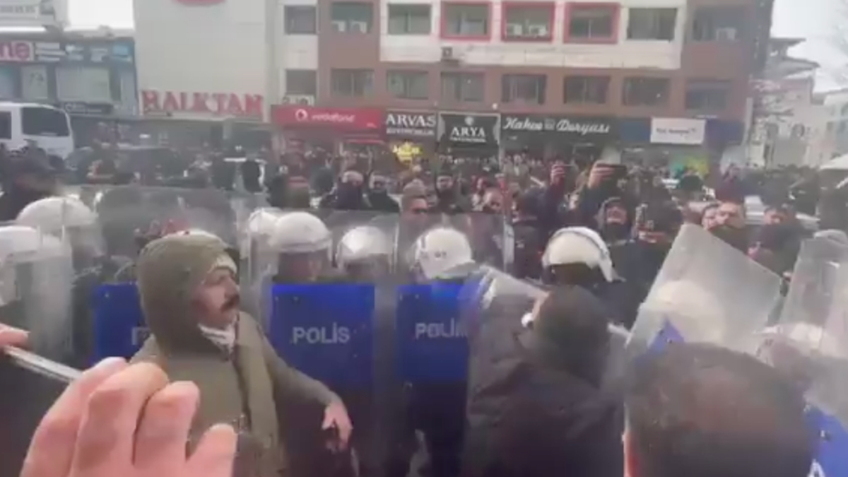 DEM Parti Van milletvekili Mahmut Dindar'dan polis ekiplerine saldırı