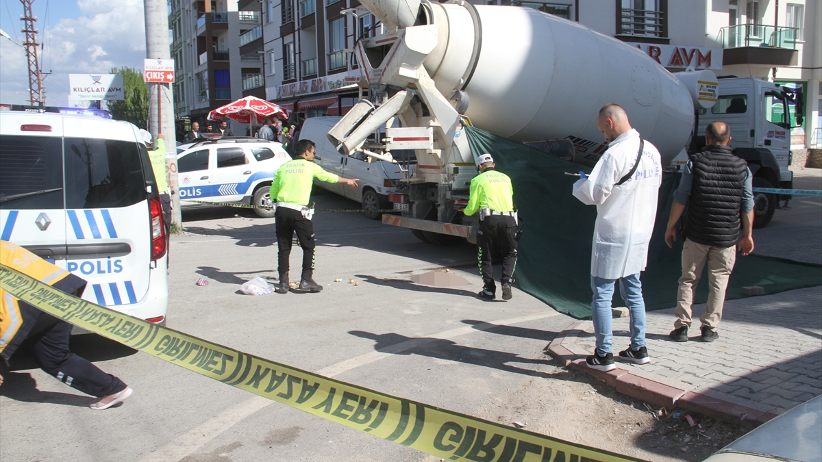Konya'da beton mikserinin altında kalan yaşlı adam öldü
