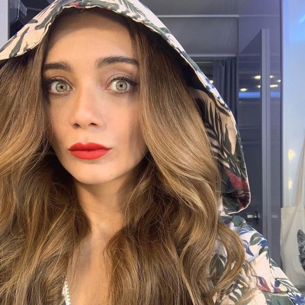 Güzelliğiyle göz dolduran Damla Sönmez'in iddialı pozları | Ensonhaber