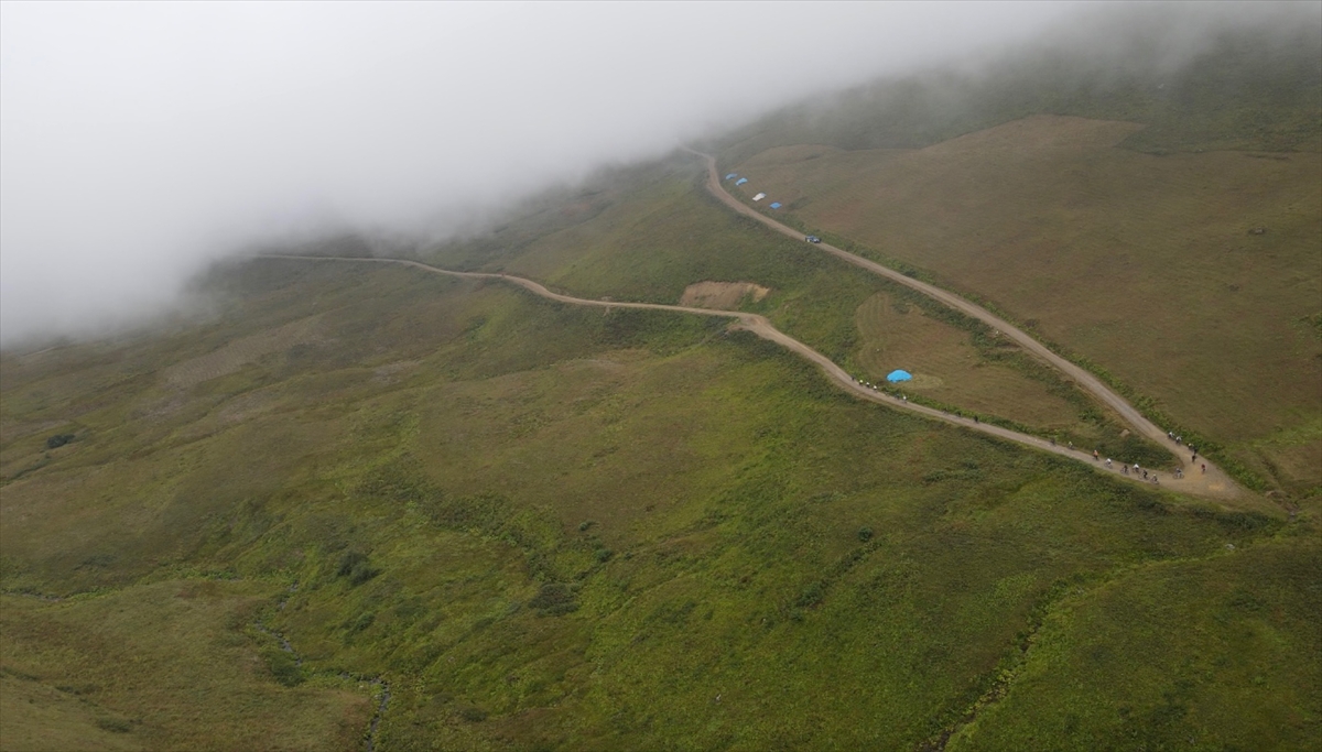 Bisiklet tutkunları, dünyanın en tehlikeli yolu Derebaşı virajlarında ...