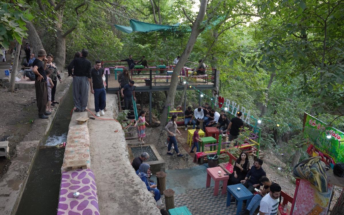 Irak ile İran'ı ayıran su kanalında çay keyfi