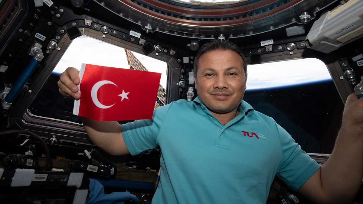 Alper Gezeravcı'dan Uluslararası Uzay İstasyonu’nda Türk bayraklı kareler | Ensonhaber
