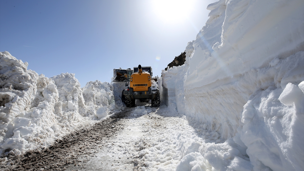 Muş ve Hakkari'de mart yında kar mesaisi | Ensonhaber