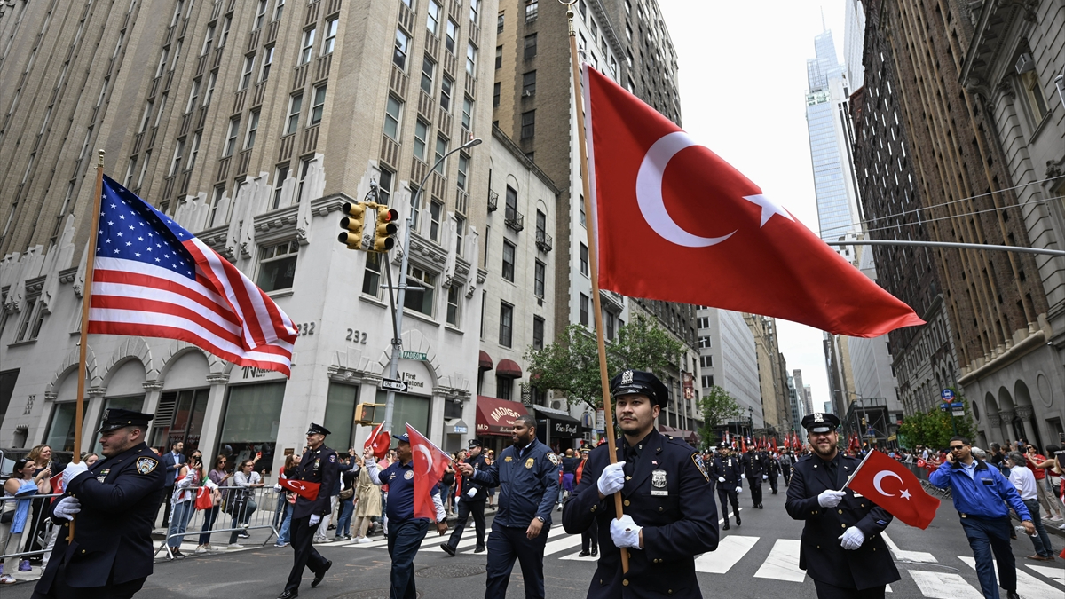 New York, Türk bayraklarıyla donandı: 41. Geleneksel Türk Günü Yürüyüşü ...