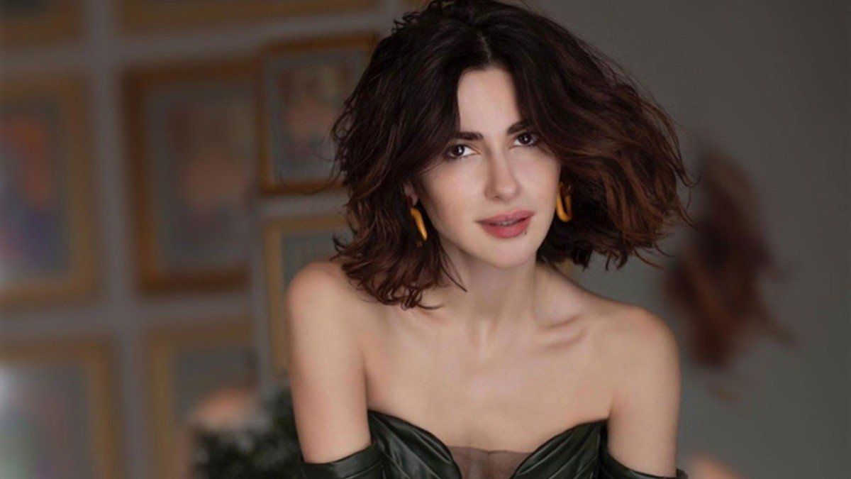 Nesrin Cavadzade transparan eteğiyle mest etti! 'Dünyanın en alımlı ve seksi kadını'