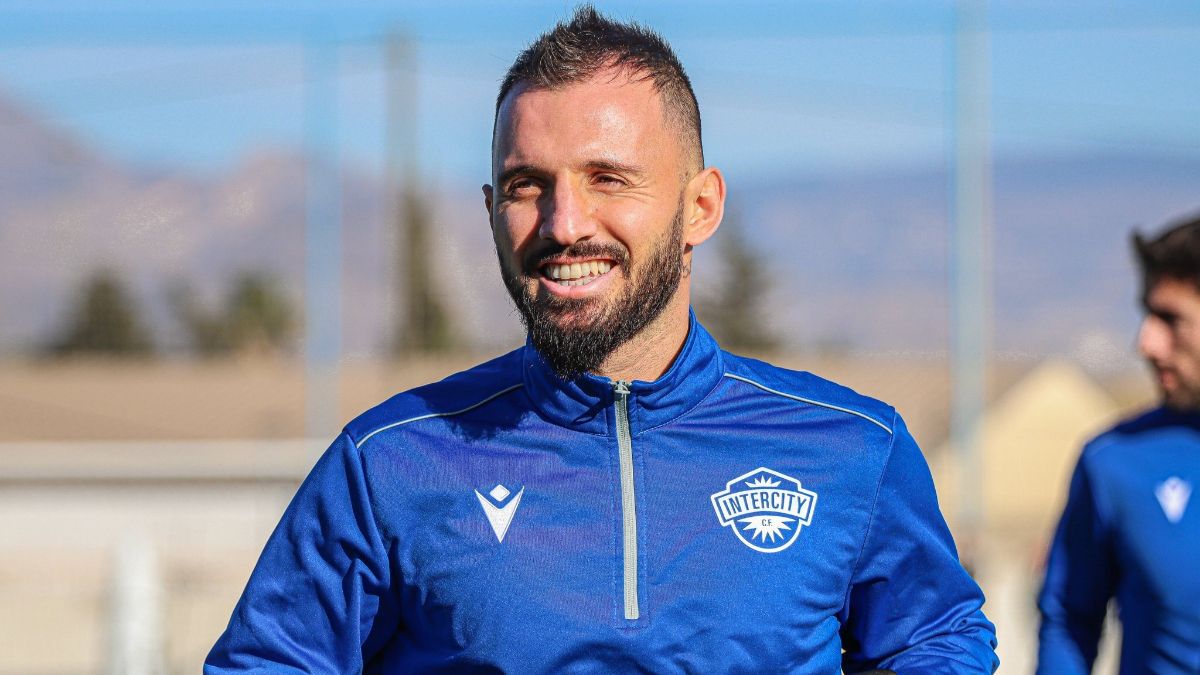 Emre Çolak, futbolu bırakmaktan vazgeçti