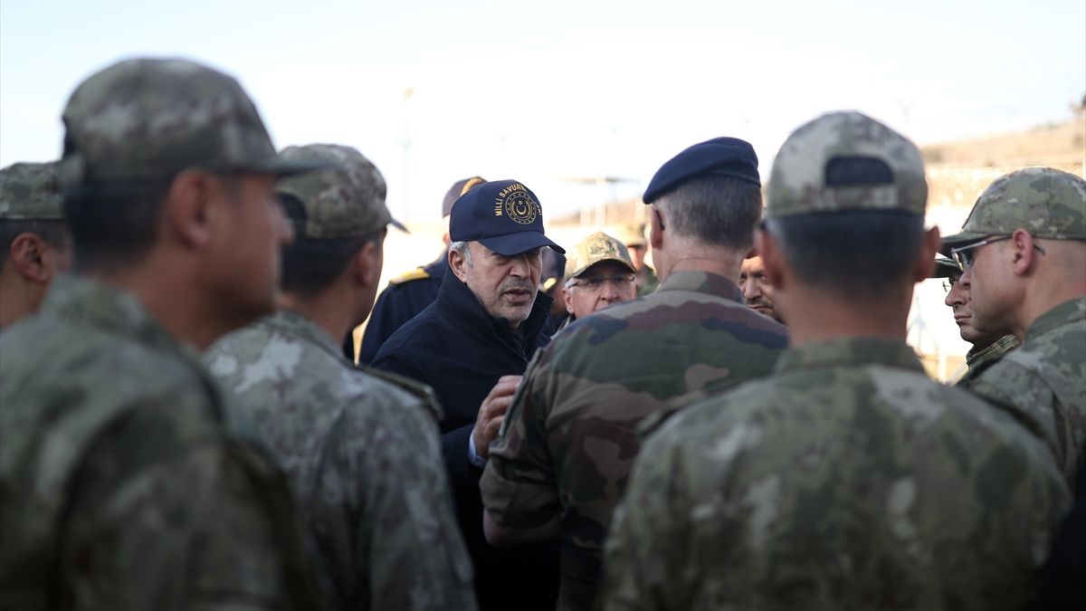 Hulusi Akar, depremde 100 askerin hayatını kaybettiğini açıkladı