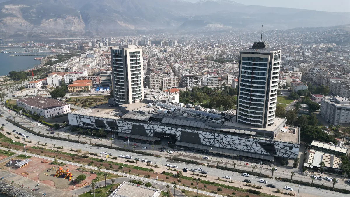 İskenderun’daki iki kule, depremde hasar almadı