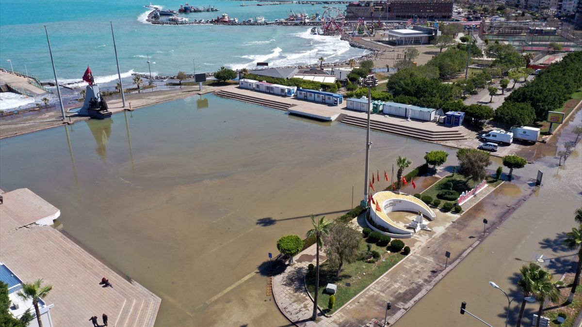İskenderun sular altında kaldı! Son hali yağışın şiddetini gözler önüne ...
