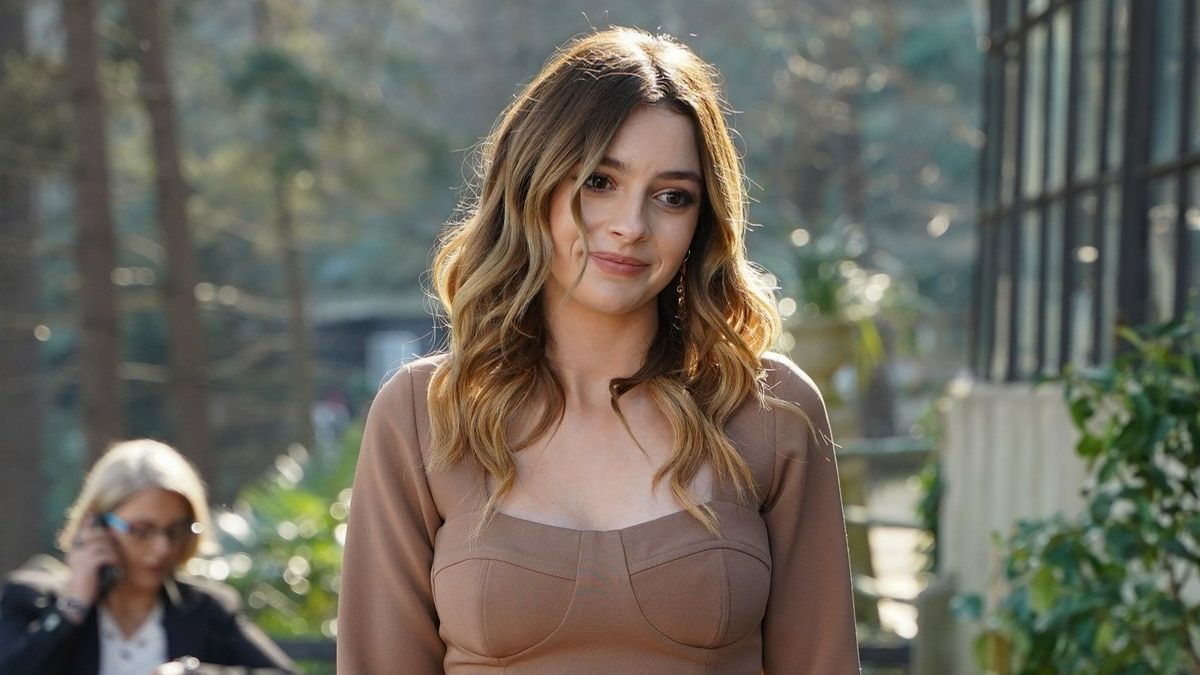 Gülcemal'in Deva'sı Melis Sezen'in bir de annesine bakın! Güzelliğiyle ...