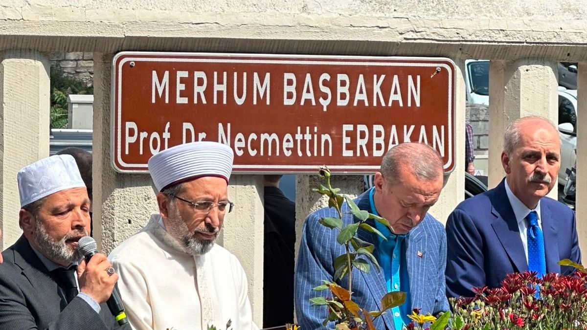 Cumhurbaşkanı Erdoğan, Necmettin Erbakan'ın kabrini ziyaret etti