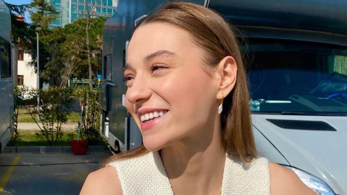 Dönence'nin Gece'si Sümeyye Aydoğan, cesur pozlarıyla mest etti ...