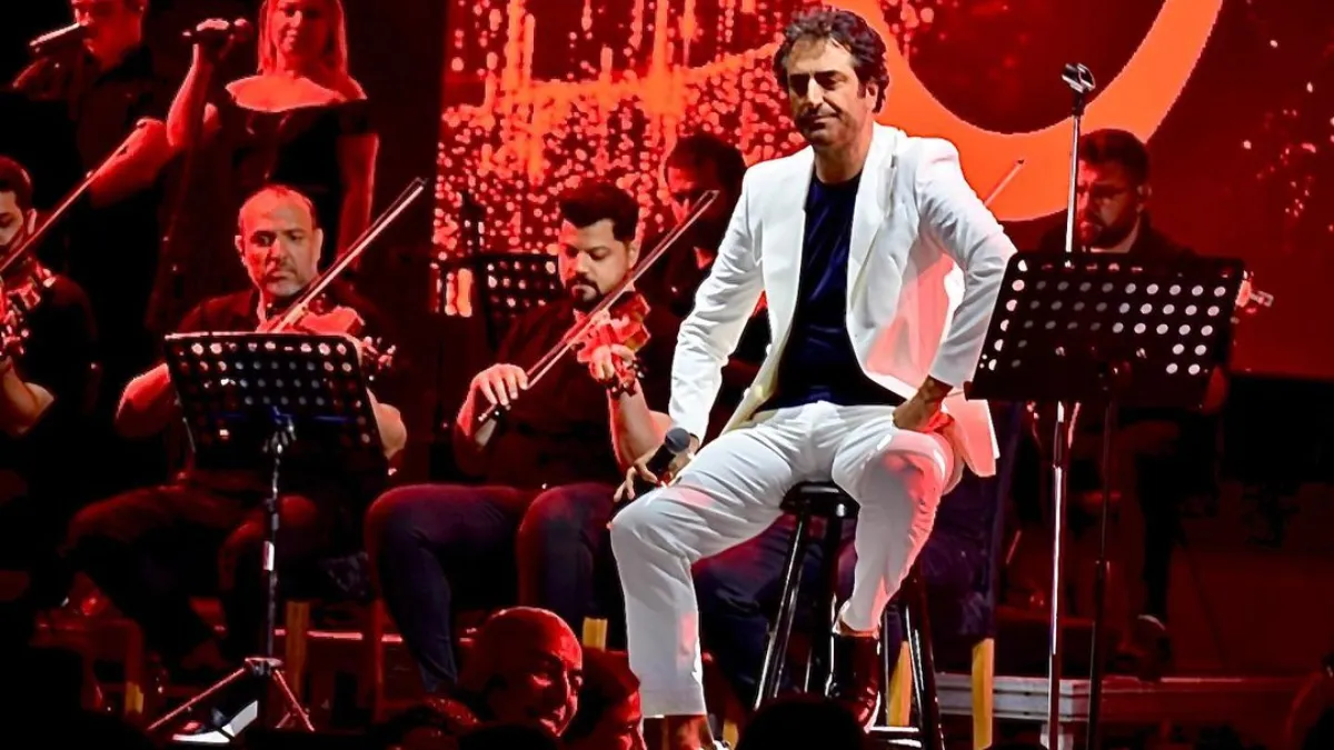 Minibüste şarkı söyleyen Mahsun Kırmızıgül'e iş teklifi