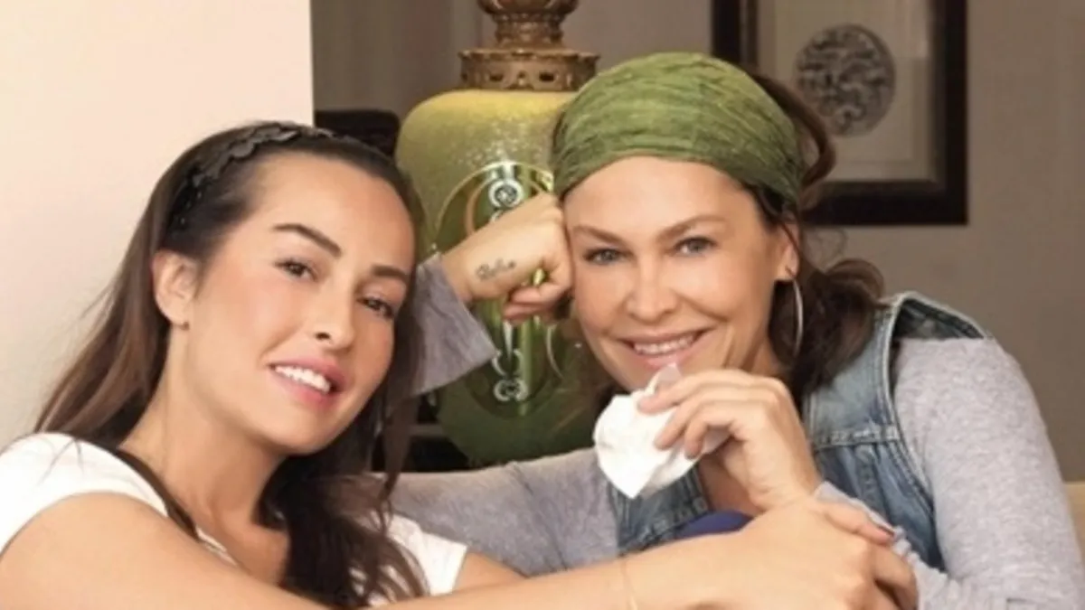 Hülya Avşar'a dekolte sansürü! Helin Avşar hemen sildi...