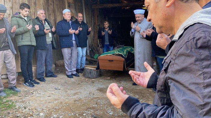 Kütahya'da ayı saldırısında ölen kadın toprağa verildi Kütahya'da ayı saldırısında ölen kadın toprağa verildi
