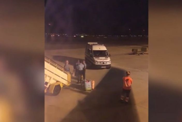 Uçak kötü kokan yolcu yüzünden acil iniş yaptı Uçak kötü kokan yolcu yüzünden acil iniş yaptı