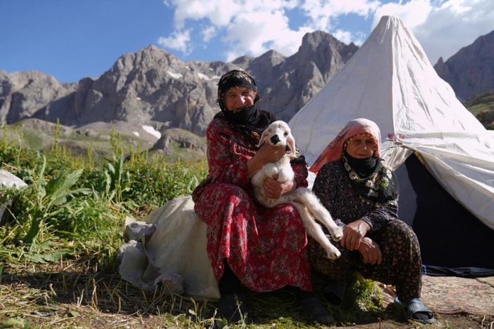 Munzur dağı eteklerindeki yaylada çadırlarda mutlu hayat