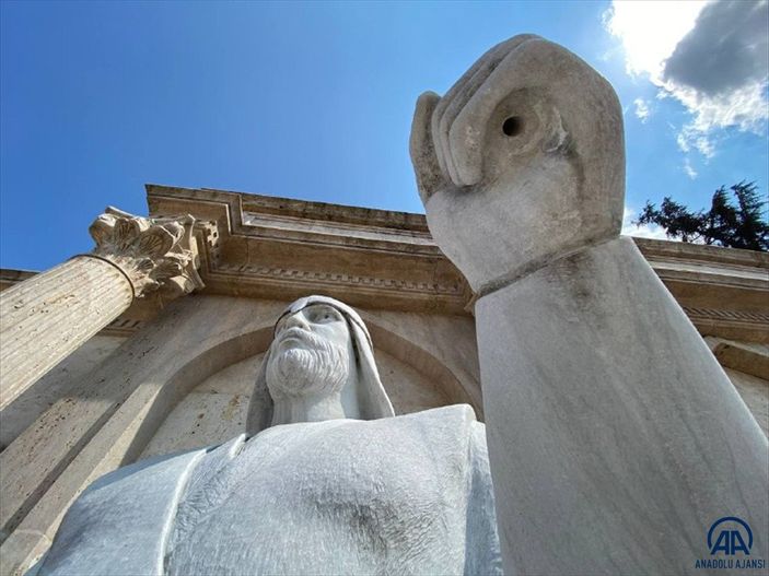 Düzce'de, asker heykelinin elindeki mızrak kayboldu