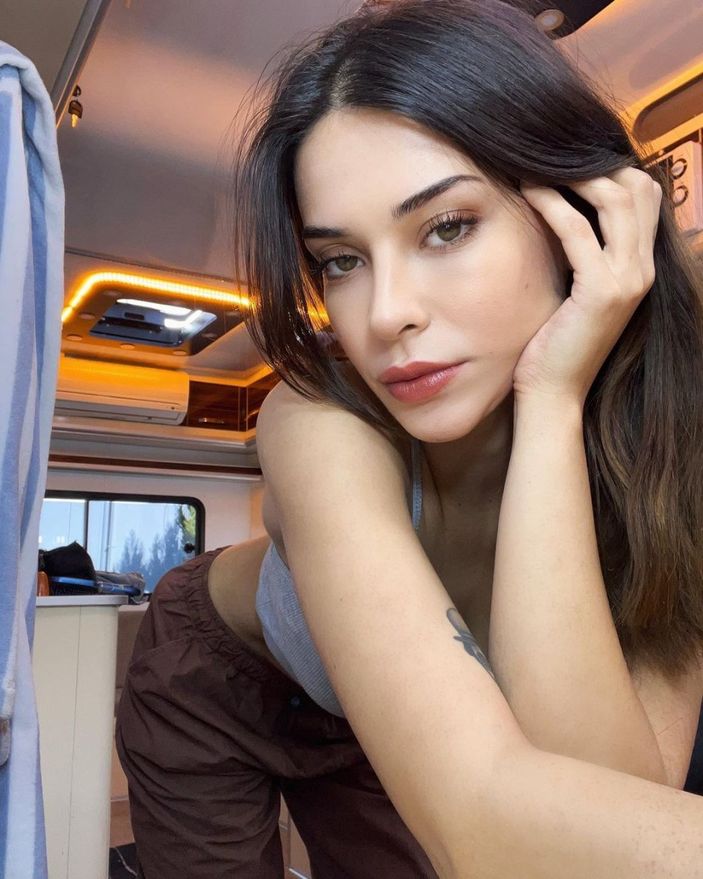 Devrim Özkan'dan karavan pozları! İncecik beliyle eğilince ipler koptu... 'Icardi favladı'