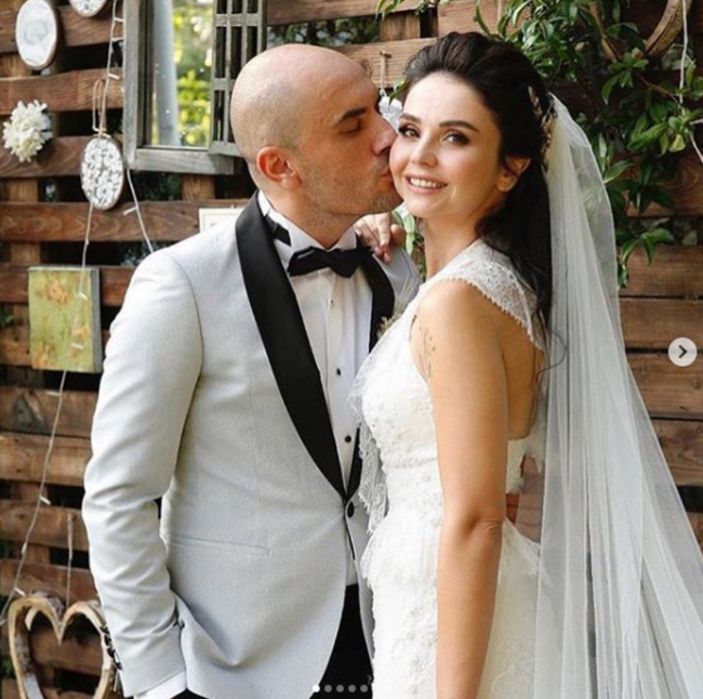 Güldür Güldür'ün Feridun'u Giray Altınok'un eşi güzelliğiyle dudak ...