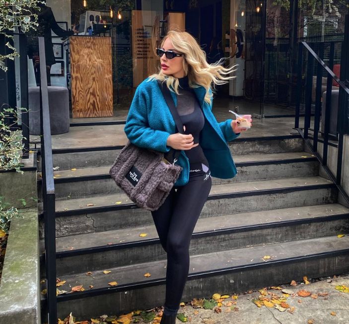 Hande Sarıoğlu dekolteli merdiven pozuyla sosyal medyayı salladı! 'Bu ...