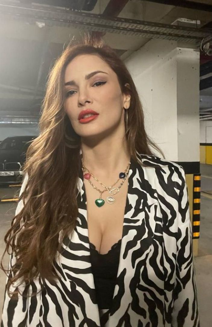 44'lük Mine Tugay'dan derin göğüs dekoltesi..."Üzerime toprak atın acil"