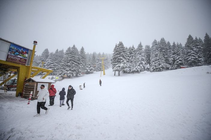 Uludağ'a hasretle beklenen kar yağdı
