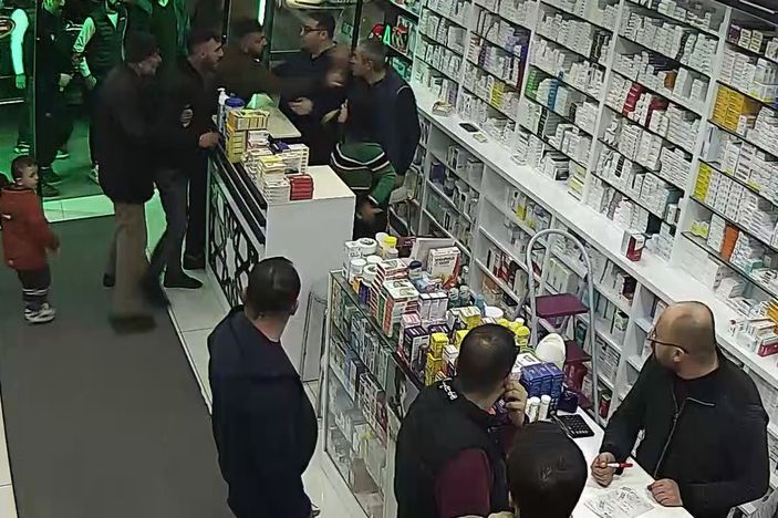 Kayseri'deki eczanede sıra beklemek istemedi, tezgahı dağıttı