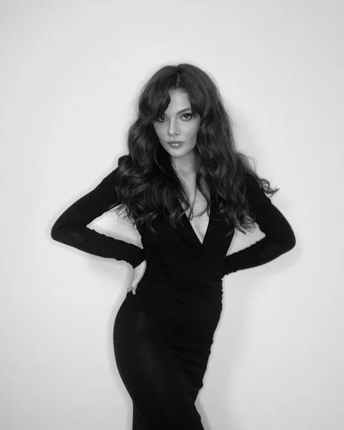 İçine hiçbir şey giymedi! Sinem Ünsal'ın göğüs dekolteli pozu Instagram ...