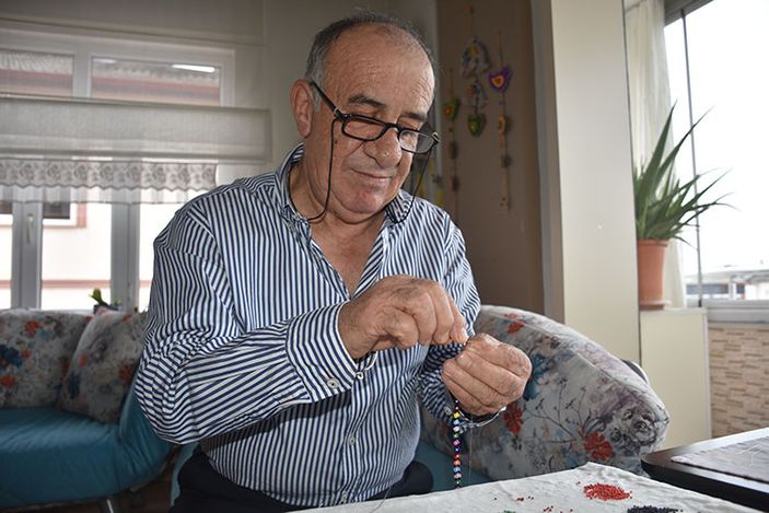 Konya'da emekli Haci Ali amca, eline aldığı iğne ve boncukla karısına ...