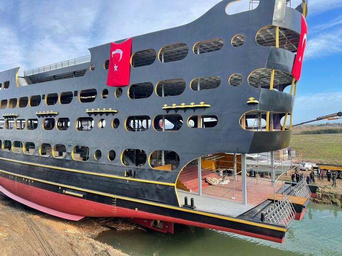 Dünyanın en büyük tur teknesi Antalya’da suya indirildi