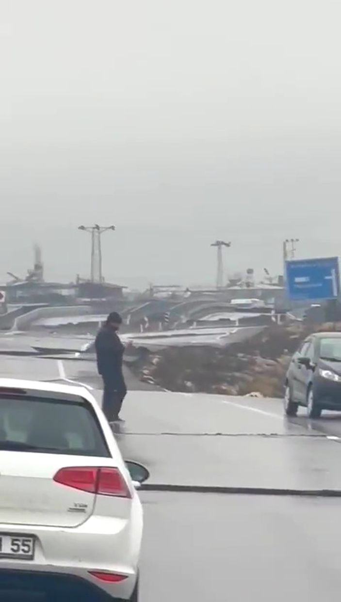 Deprem sonrası Hatay ile Reyhanlı arasındaki yolda meydana gelen göçükler