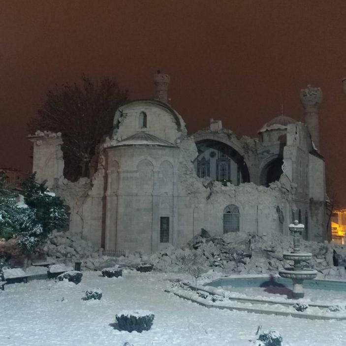 Malatya'nın sembolü olan tarihi Yeni Camii depremde yıkıldı
